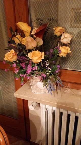 Vaso con fiori finti