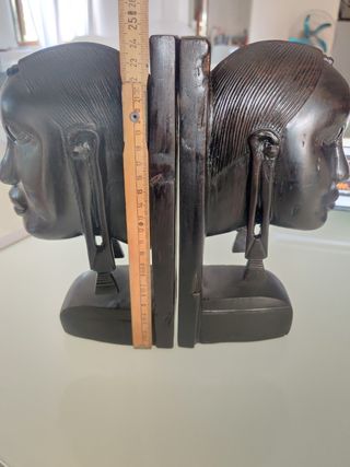 Statue tribali in ebano ferma libri