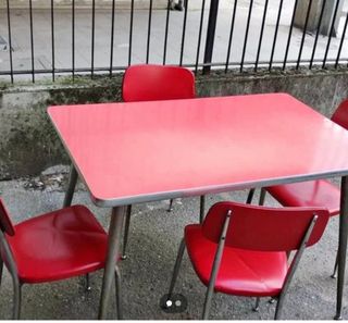 Tavolo in formica e 4 sedie imbottite rosse