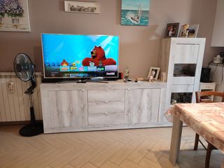 Parete attrezzata, vetrina e tavolo