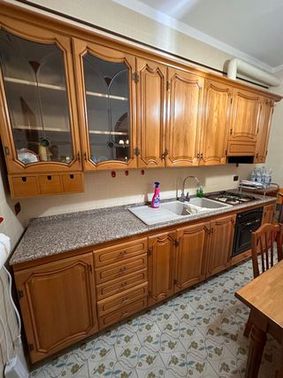 mobile cucina completa di tavolo e sedie