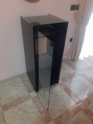 Mobili porta stereo e giradischi.