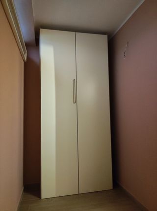Grande armadio a due ante bianco laccato opaco.