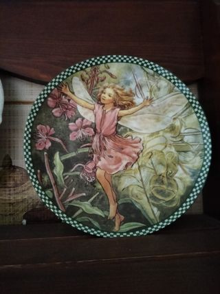 Piatto di porcellana con fata