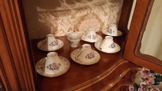 6 tazze, 6 piattini e una zuccheriera