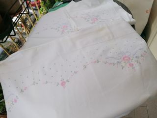Lenzuolo con due federe ricamato