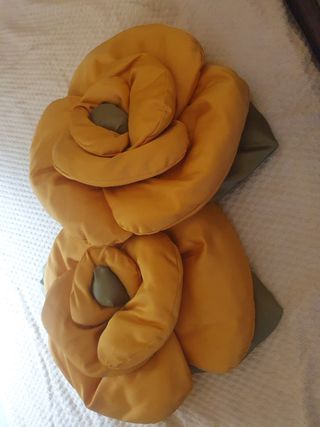 Due cuscini a forma di fiore