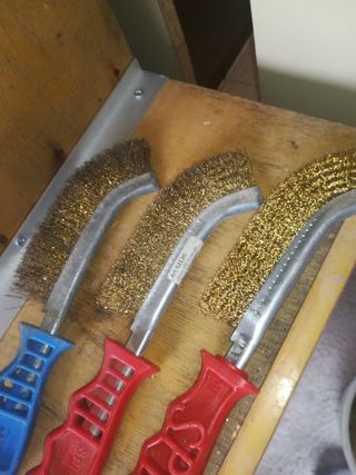 4 spazzole, di cui 3 in acciaio e una in pvc