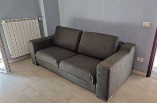 Divano a 3 posti in tessuto grigio
