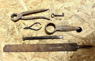 VECCHI ATTREZZI UTENSILI DA LAVORO IN FERRO