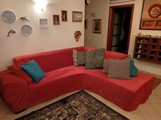 Divano con isola a cassetto