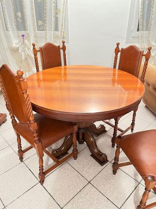 tavolo in legno compreso di sedie