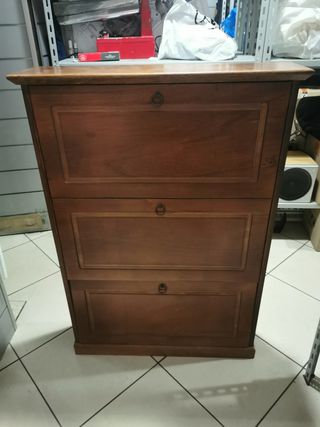 Mobile in legno in stile arte povera