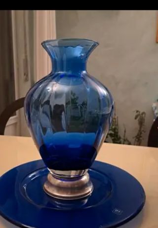 Bellissimo vaso blu con piatto