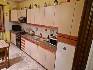 Cucina completa e tavolo. RITIRO IN ZONA