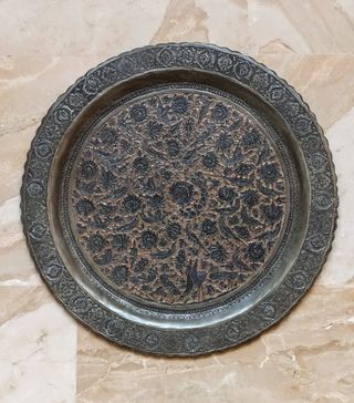 Grande piatto metallo cesellato