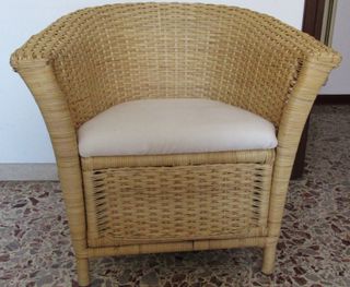 poltrona rattan Ikea con cuscino