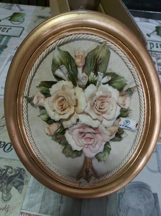 Quadro ovale in legno con bouquet di fiori in cera