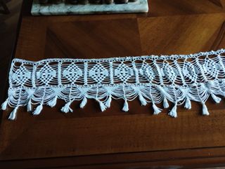 Pizzo in cotone realizzato a mano