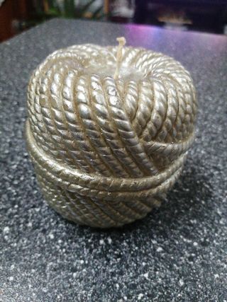 Candela a forma di gomitolo