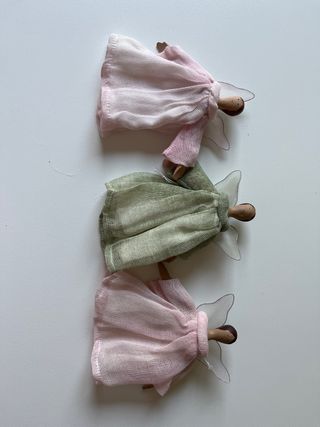 Tre angeli in terracotta dipinta a mano e stoffa