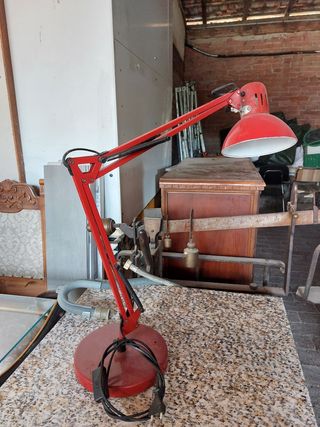 Lampada da scrivania rossa