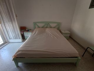 Letto matrimoniale con due comodini