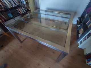 Tavolo in acciaio e vetro.