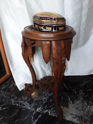 Tavolino in legno di noce etnico