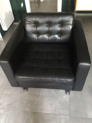 poltrona in pelle nera