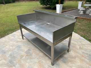 Tavolo in acciao inox con ripiano inferiore