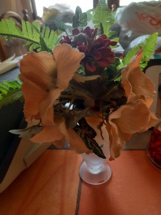 Vaso con fiori finti