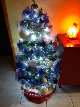 Albero di Natale con decorazioni