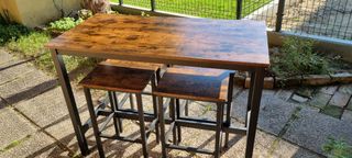 Tavolo con 4 sgabelli