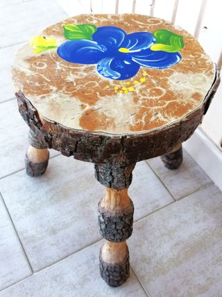 Sgabello in legno con Fiore Blu, Realizzato a mano