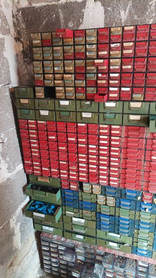 Cassettiera minuteria con componenti elettronici