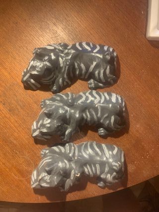 Tris di cani in ceramica