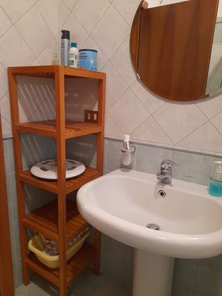 Piccolo scaffale in legno