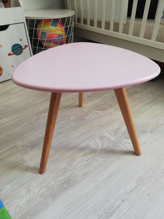 Tavolino rosa in legno
