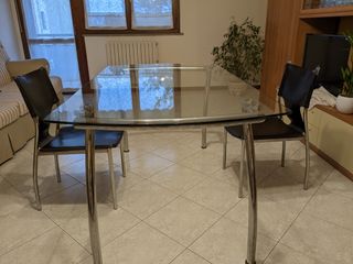 Tavolo e sedie stile moderno