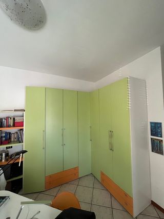 armadio ad angolo con ante