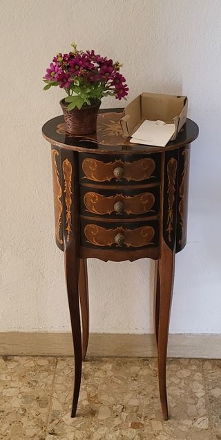 Piccolo mobile intarsiato
