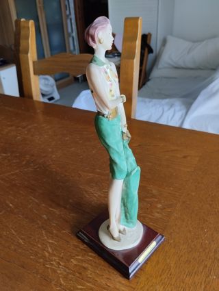 Statuetta di porcellana