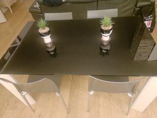 Tavolo con sedie di ottima qualità