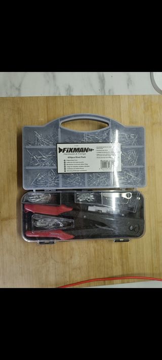 rivettatrice con rivetti Parkside