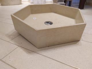 Lavabo in pietra naturale realizzato a mano