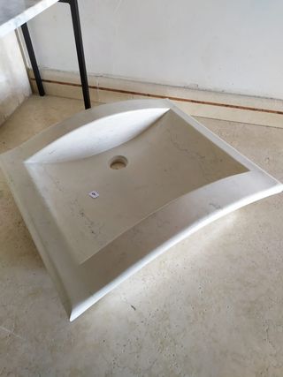 Lavabo in pietra naturale realizzato a mano