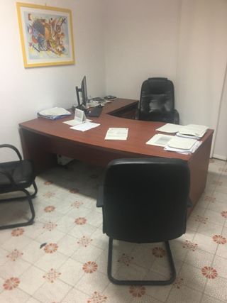 Scrivania con cassettiera + 3 poltrone