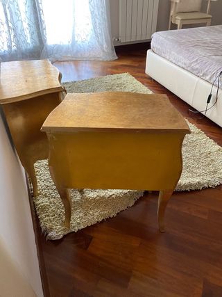 splendidi comodini in foglia oro