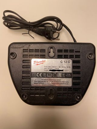 MILWAUKEE C12-C Caricabatterie Rapido Batterie 12V